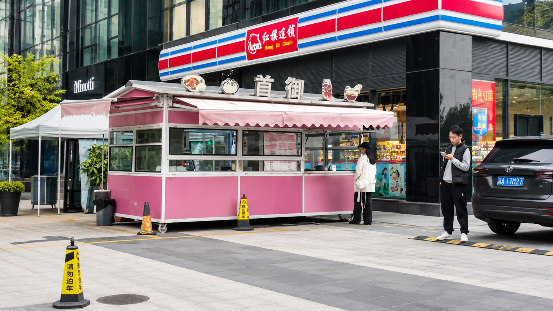 China’s modern business areas still leave space for simple local food ...