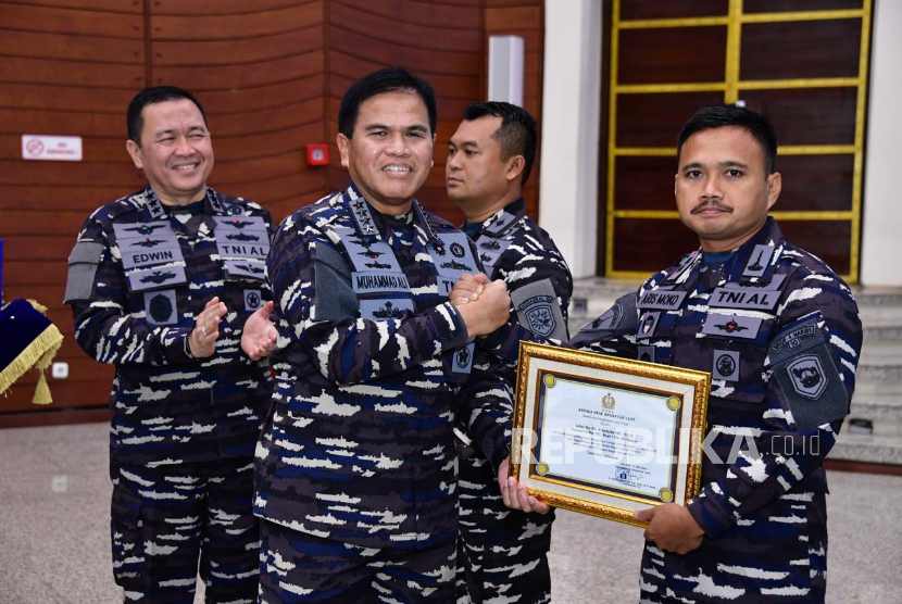 KSAL beri penghargaan Satgas Marinir yang rebut 56 markas OPM