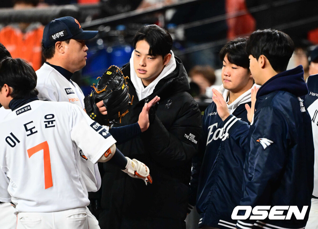 어깨수술 판정에 펑펑 울었던 문동주, '10년전 동병상련' 류현진 따뜻한 조언 "힘들어도 시간이 해결해준다"