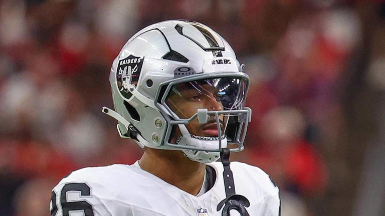 Raiders can't give up on these 5 players despite their jobs now being ...