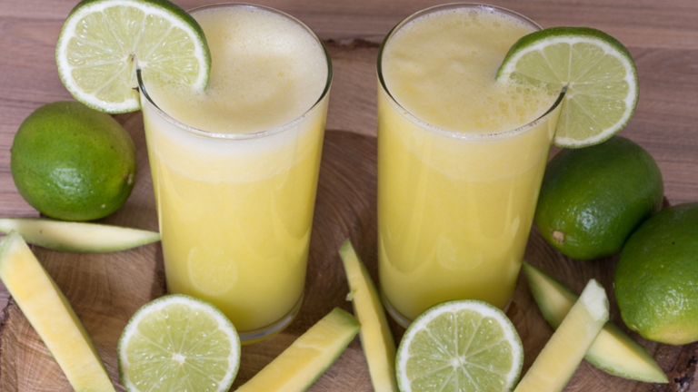 O jeito certo de fazer limonada alemã: o truque para bater o limão com ...