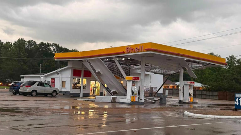 Major tornado tears through Franklin County; reports of trapped ...