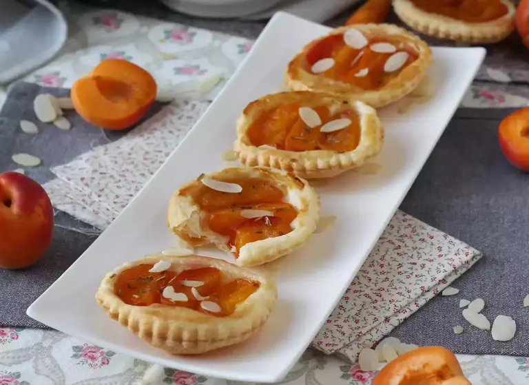 Apricot tatin tartlets, an easy an quick dessert!