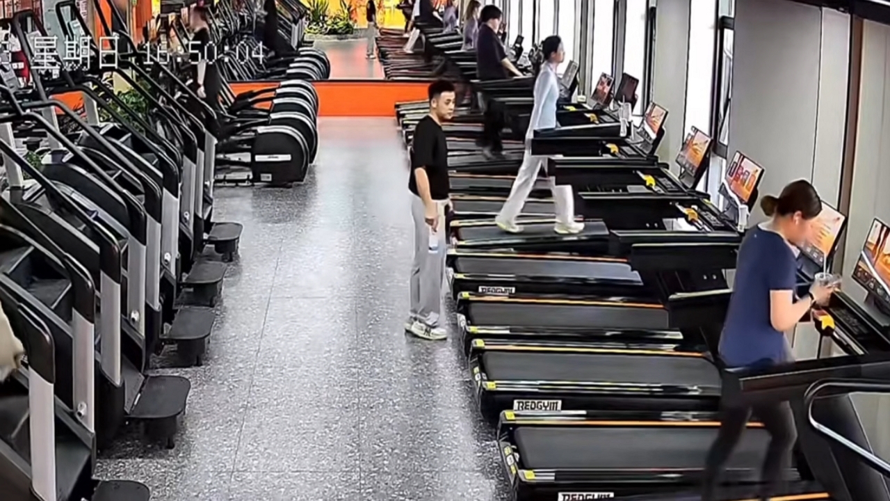 Man falls off treadmill in Zhejiang gym