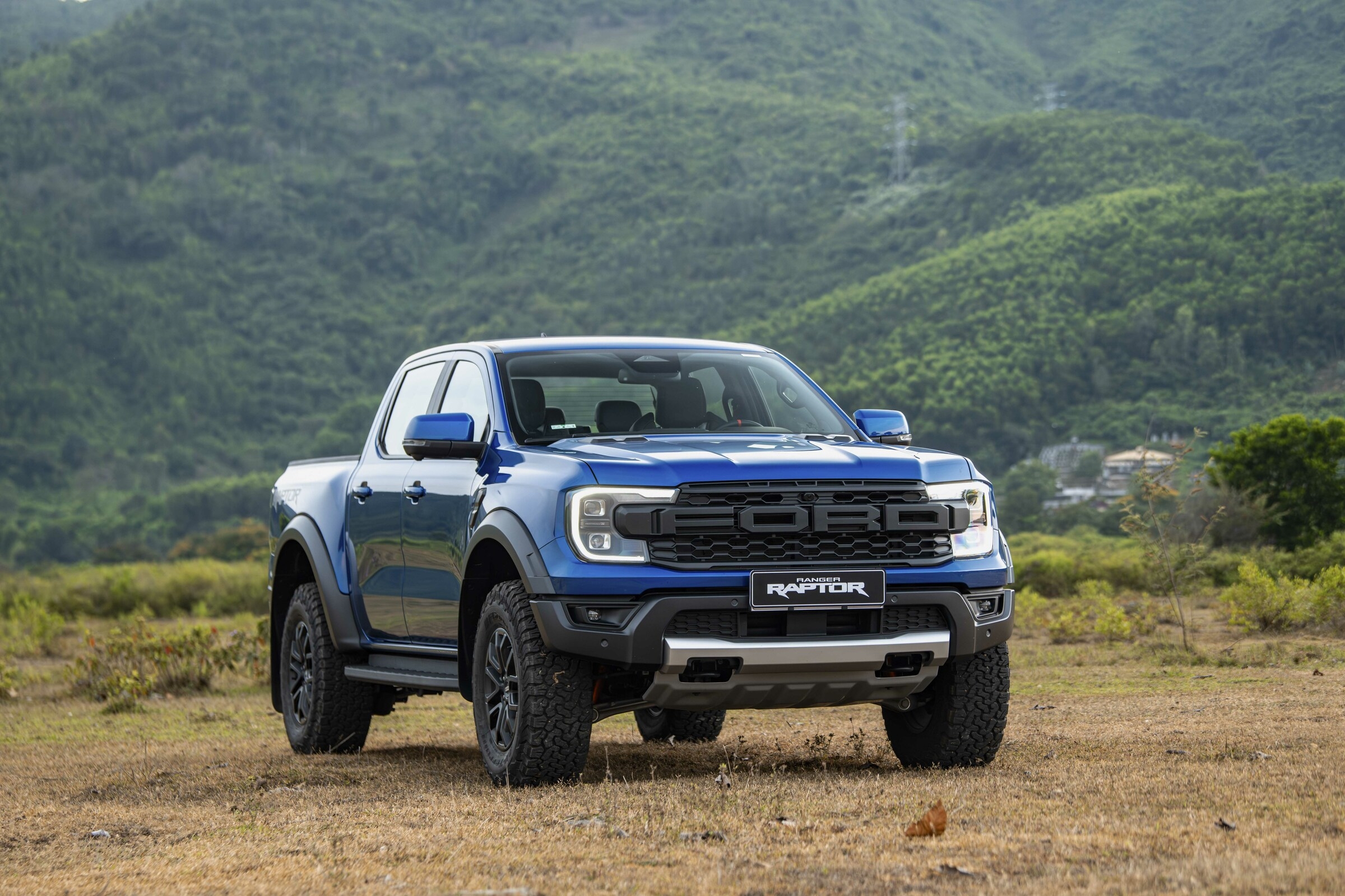 Ford Ranger Raptor động cơ xăng V6 ra mắt, giá 1,448 tỷ đồng