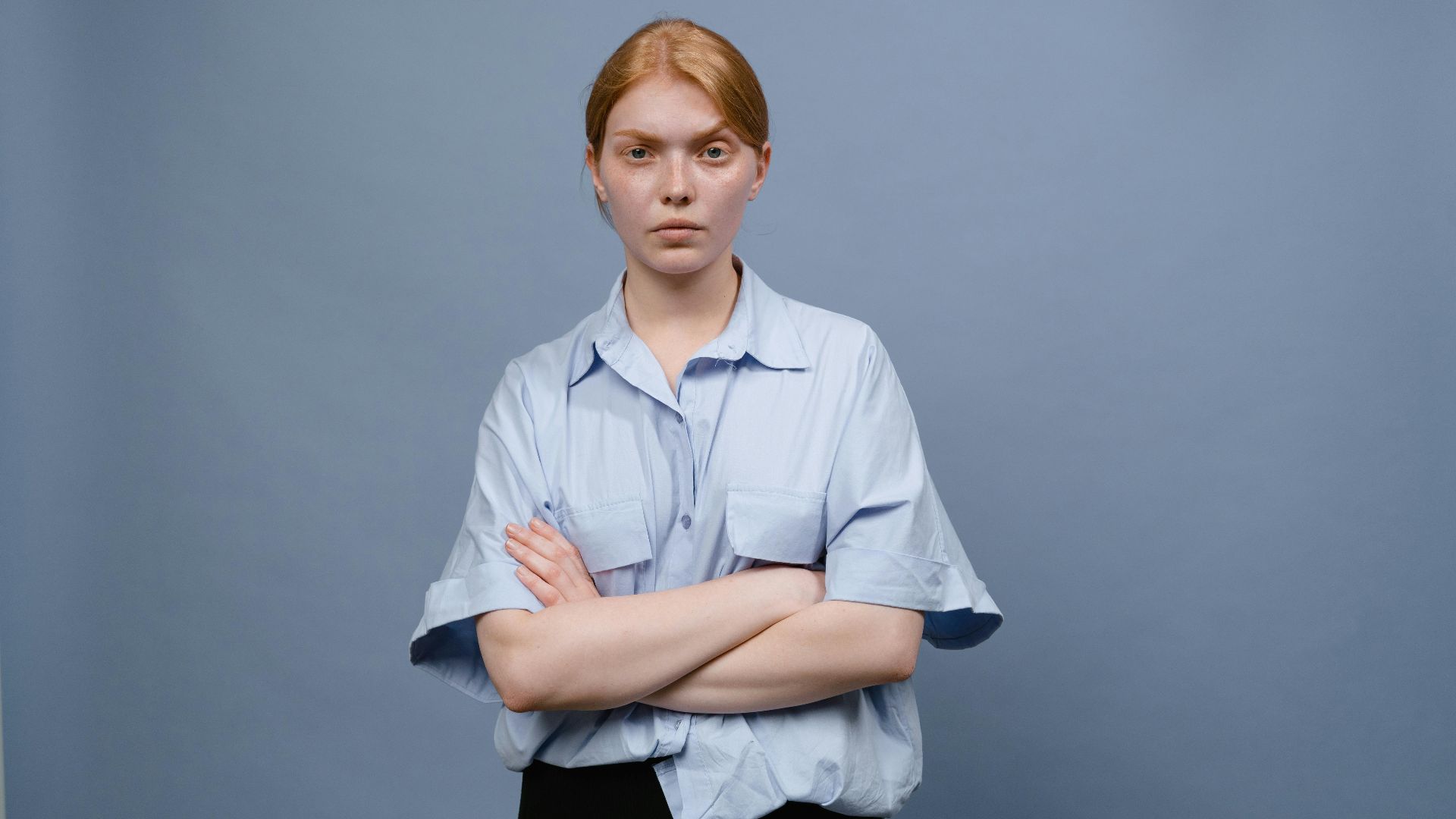 20 body signals people misread as losing interest