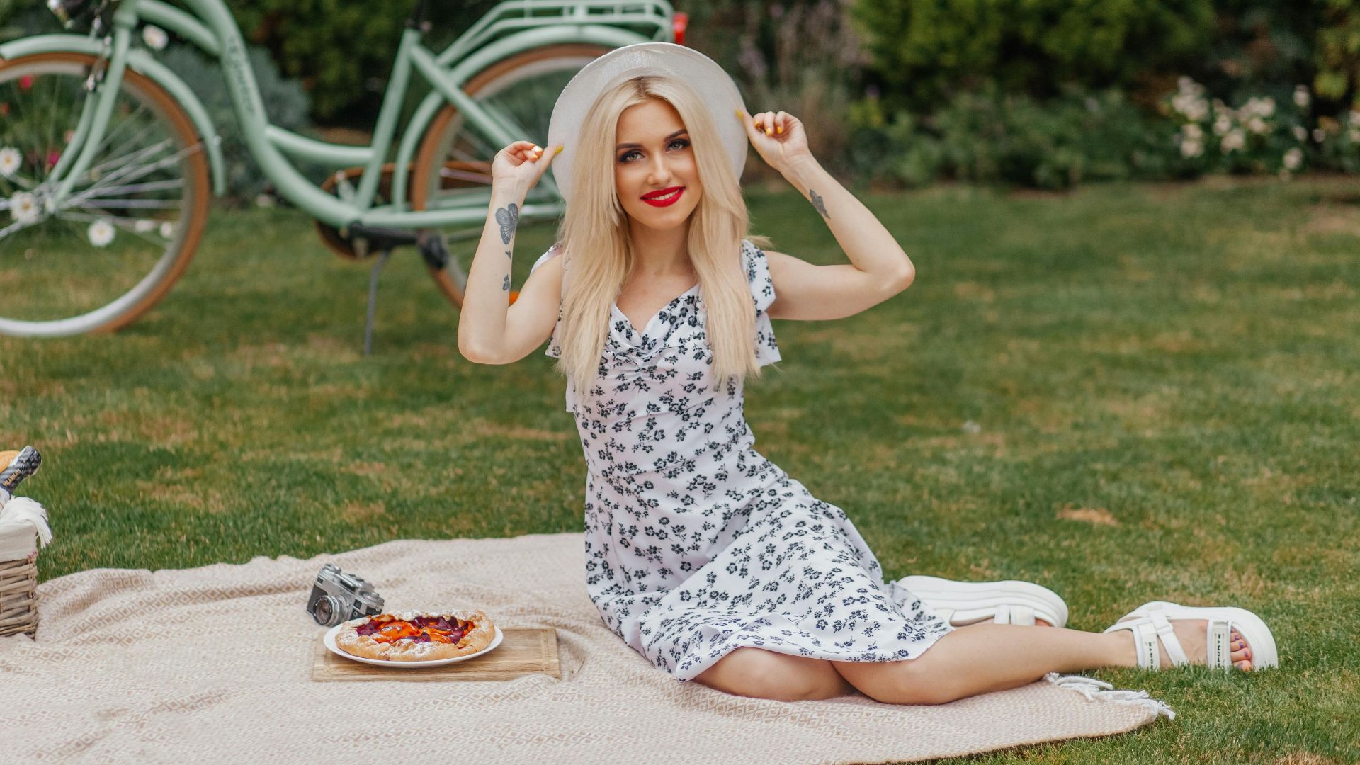 20 first-date looks that make people assume your entire personality