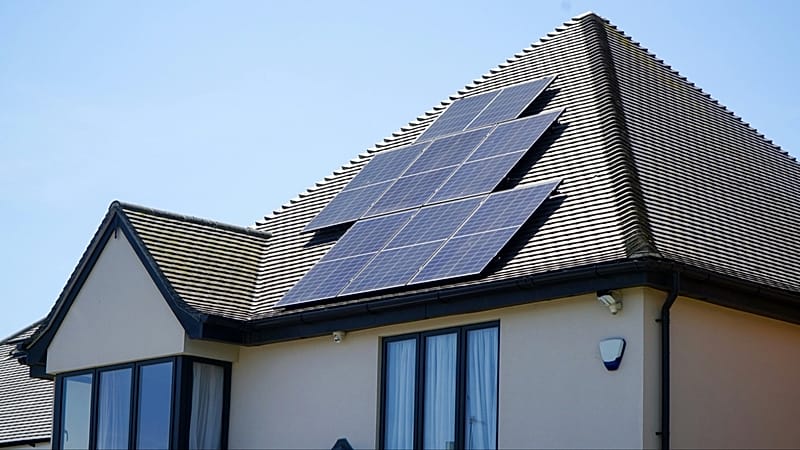 ‘Significantly lower energy bills’: How do solar batteries work and are ...