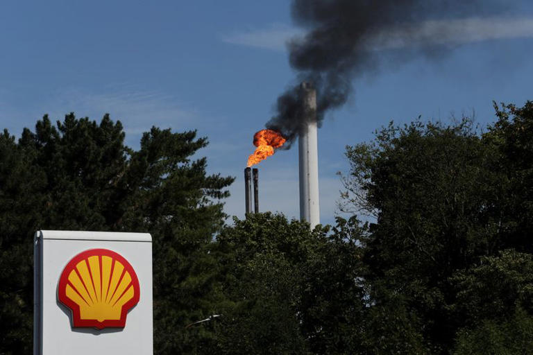 Shell's profit beats expectations at $6.9 billion, cuts share buybacks