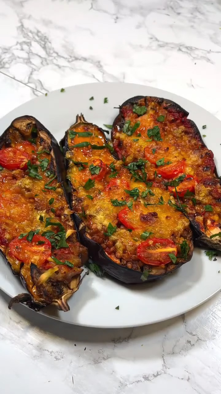 Einfache vegane Pizza mit Ofen-Aubergine