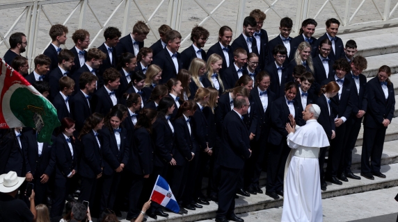 La banda del Vaticano stupisce Piazza San Pietro: davanti al Papa ...