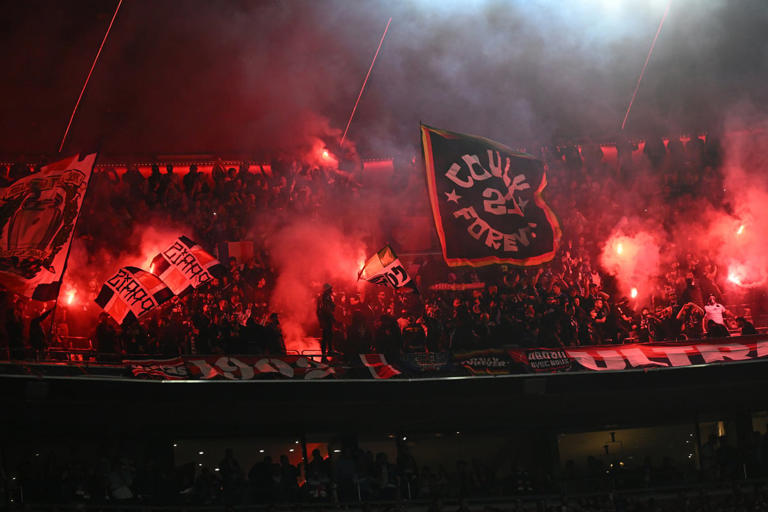 Auf dem Weg zum Stadion: U-Bahn mit 1000 Fußballfans geräumt