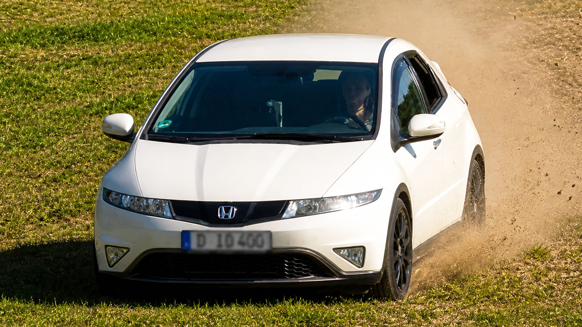 Honda-førere presser deres biler hårdt gennem Nürburgrings sving i ...