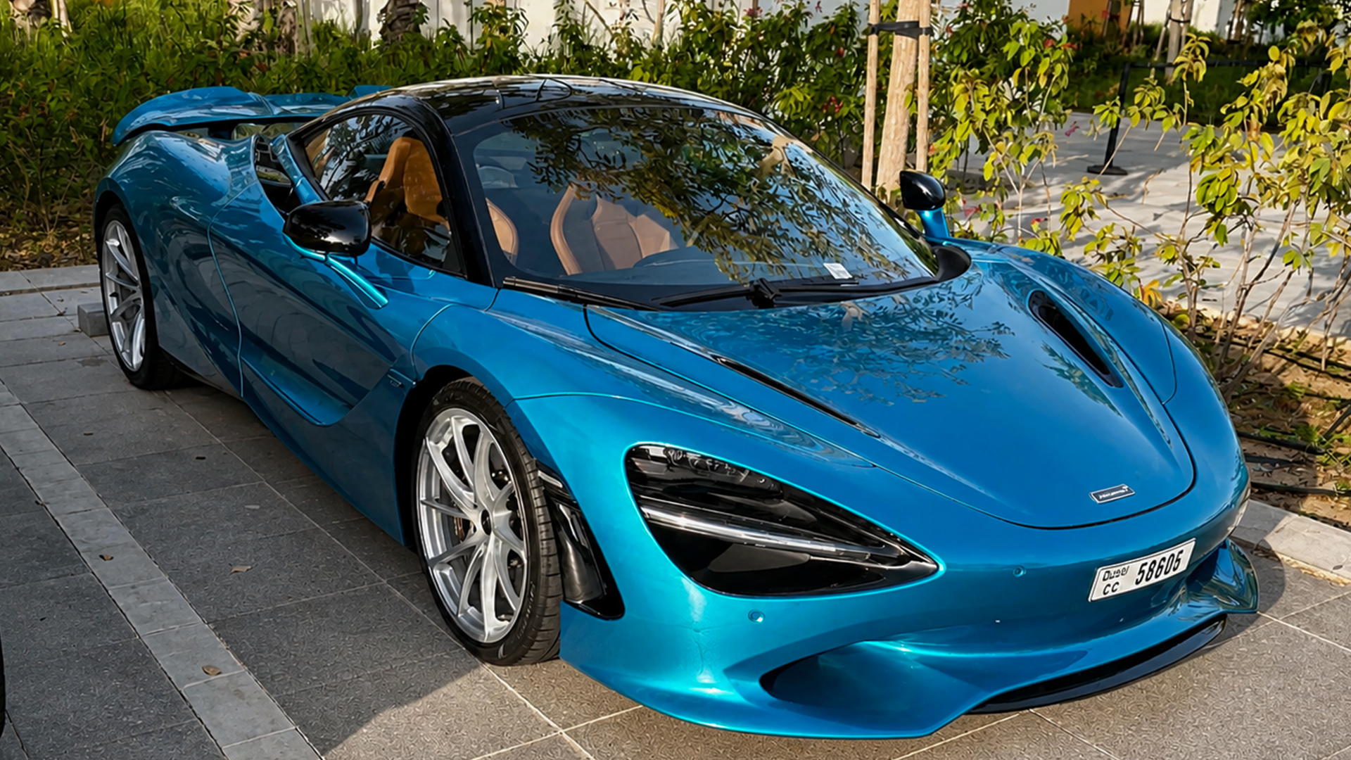 $320,000 McLaren 720S Spider shines in Dubai