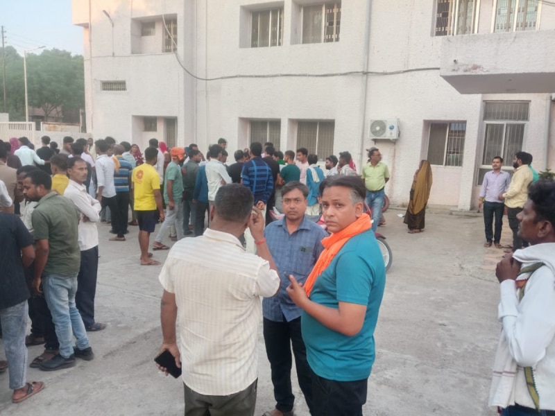 सड़क के गड्ढे ने निगल ली जिंदगी, नाश्ता लेने निकले युवक की दर्दनाक मौत ...