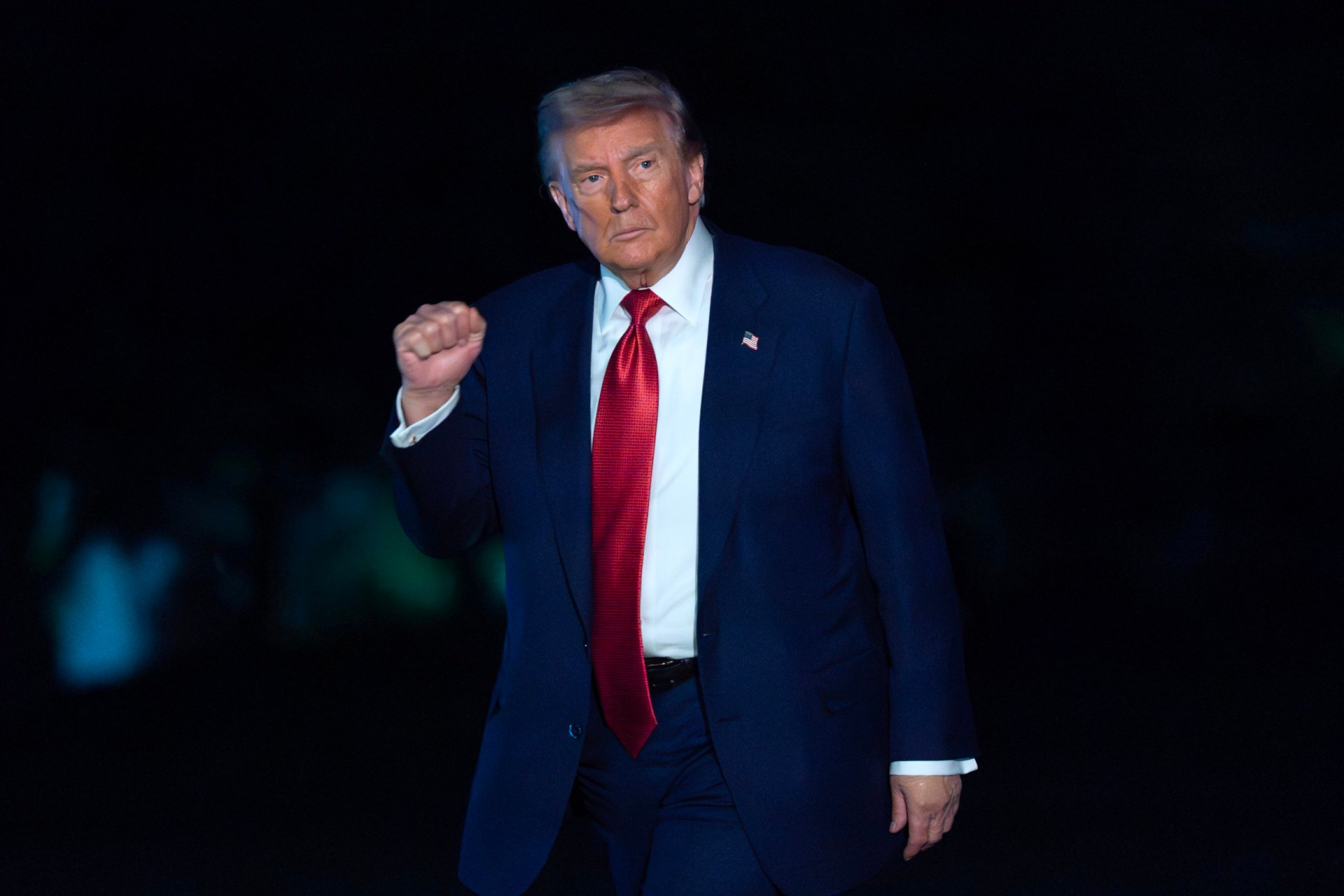 Trump humiliated as less than 400 people apply for $1million ‘Gold Card ...