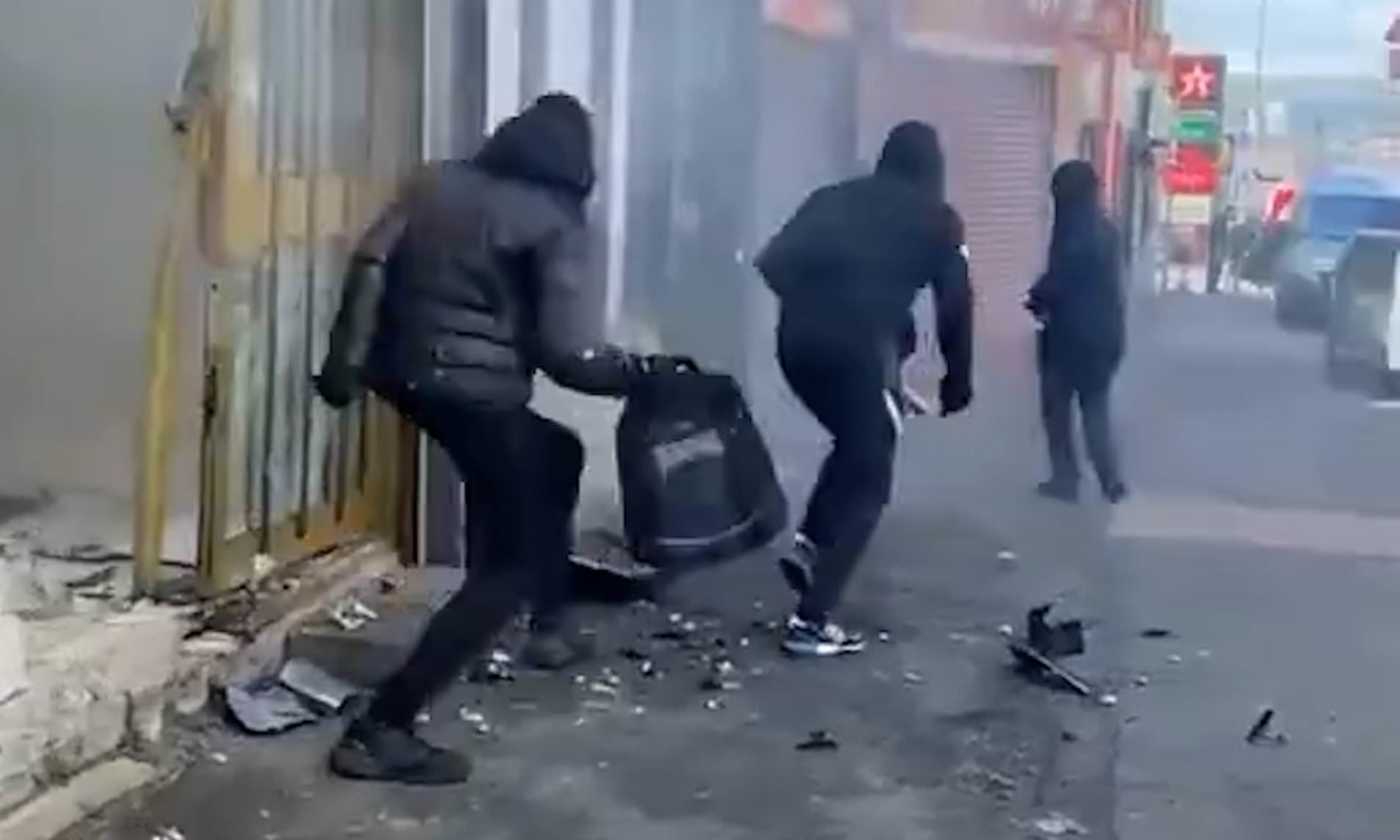 Bat-wielding masked thugs forced to leave £100,000 in gold behind after ...
