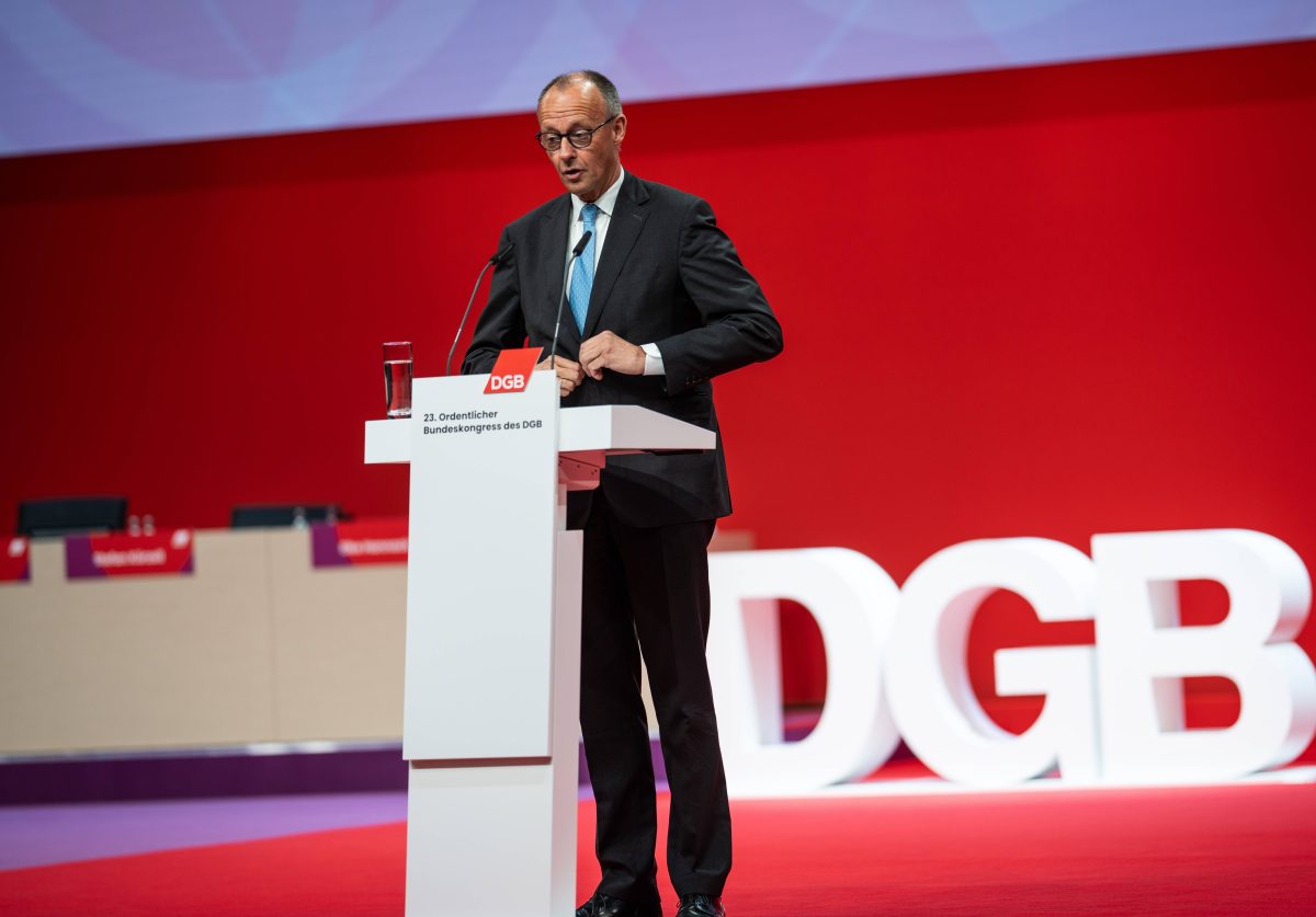 Pfiffe und Buh-Rufe: So übel wurde Merz beim DGB-Kongress angegangen