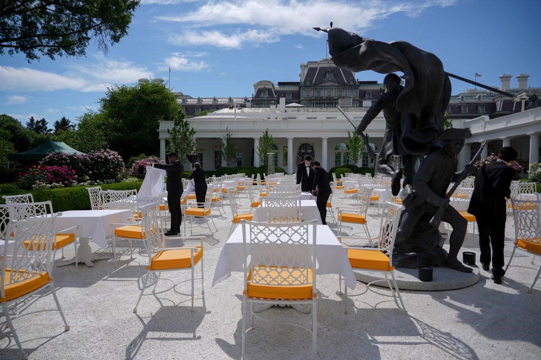 Trump hosts Rose Garden dinner amid tacky updates