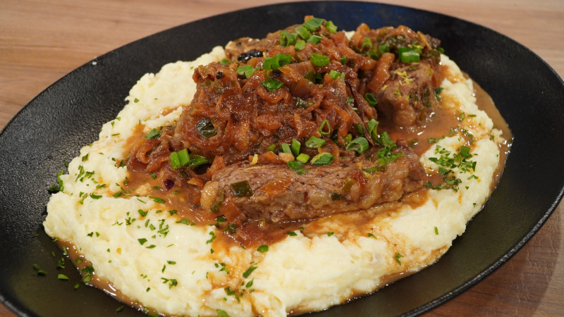 Exquisita colita de cuadril al verdeo con puré de papa y coliflor
