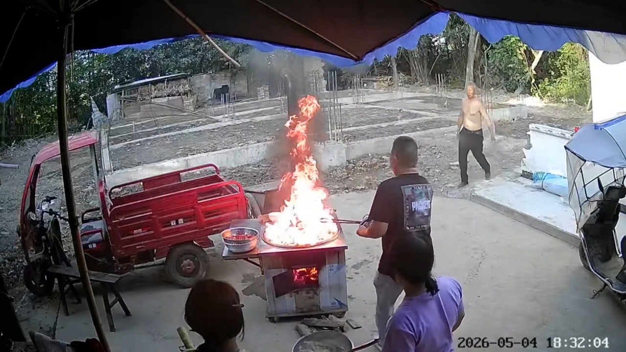 Outdoor cooking flare-up moment handled in Sichuan, China