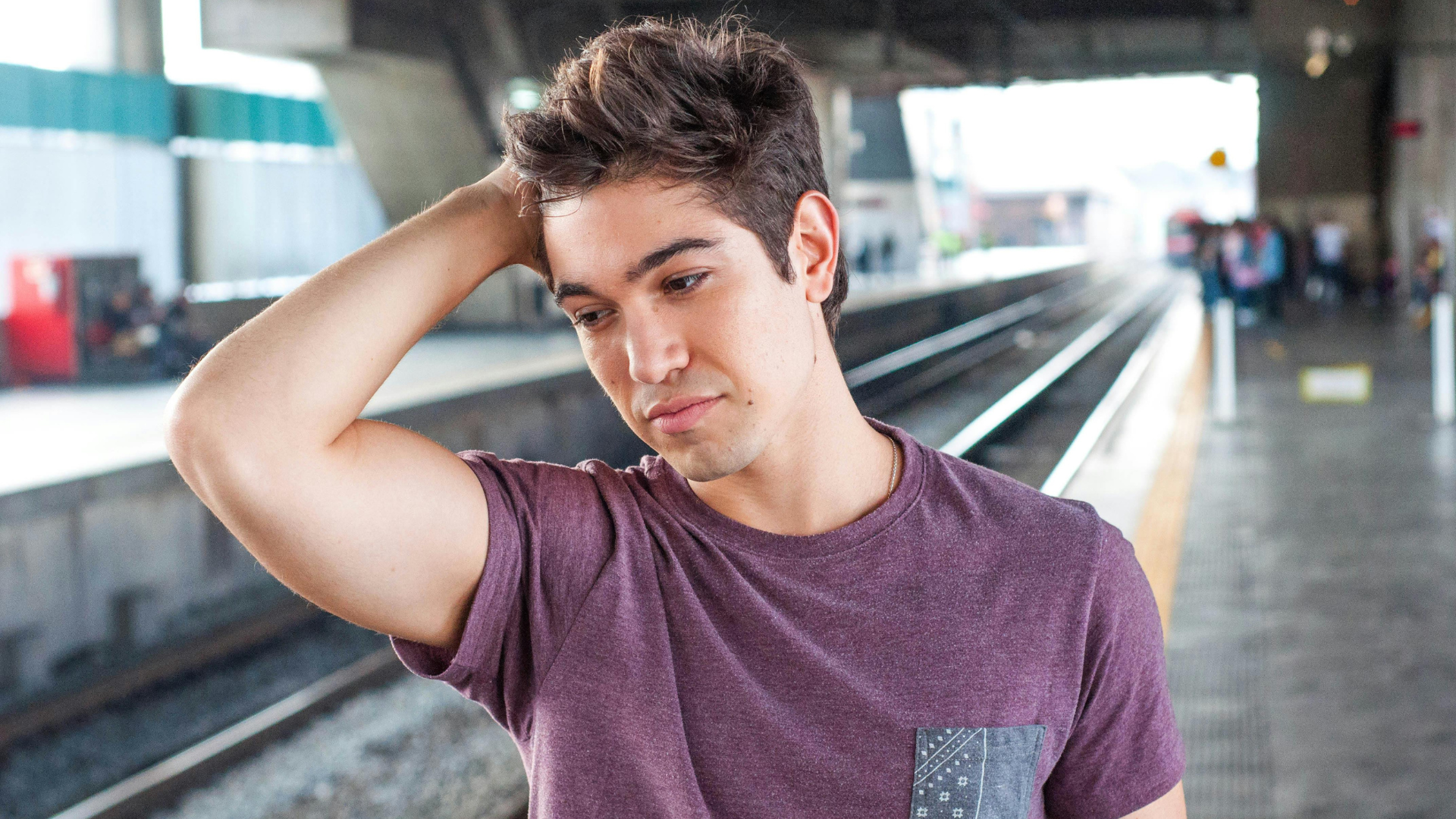 20 little things men do that make women weak in the knees