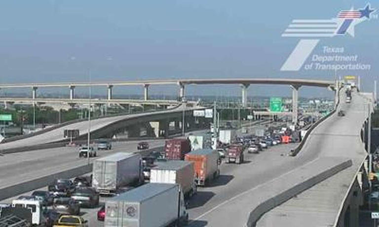 Major crash sparks partial shutdown of San Antonio interstate