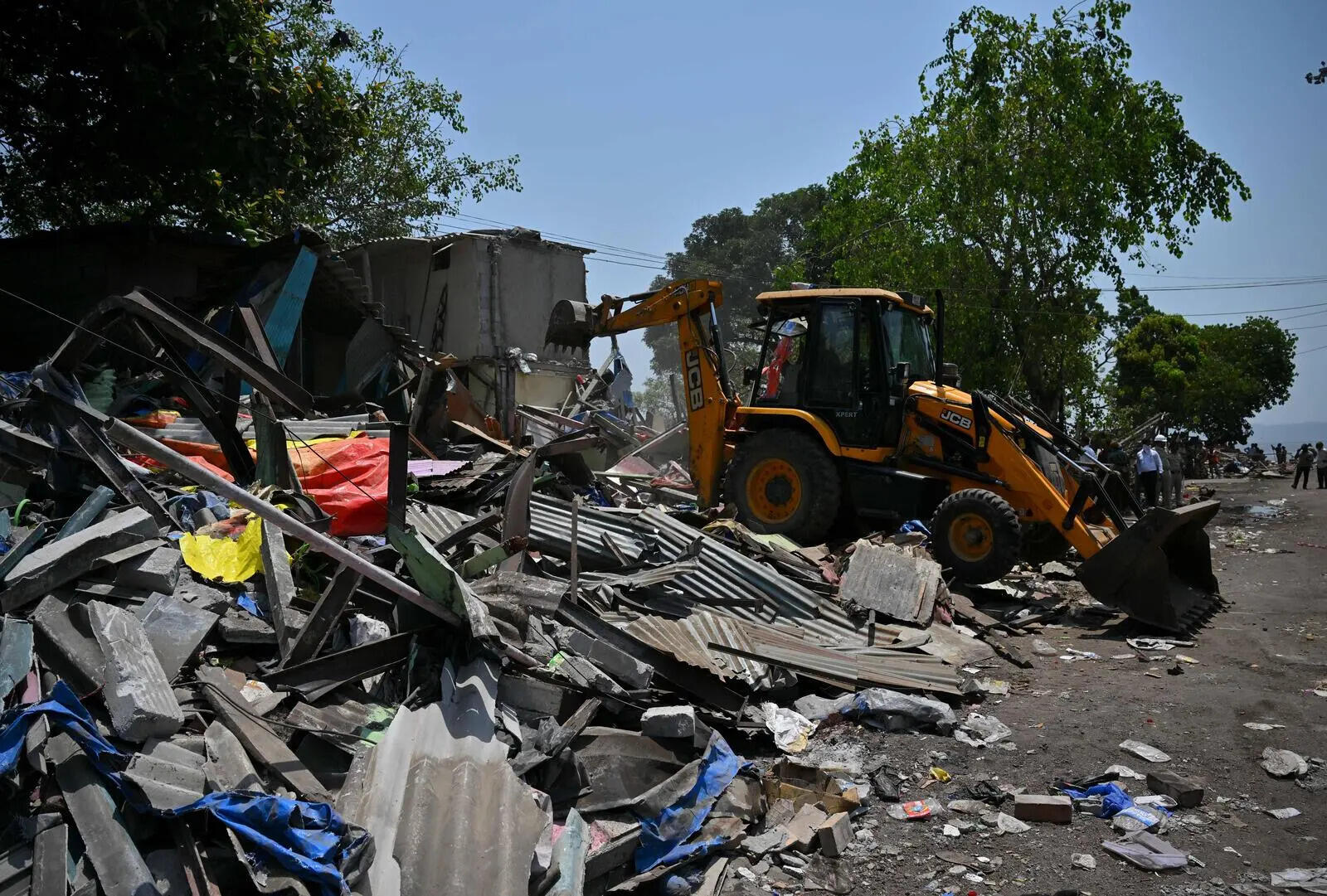 Lives in rubble: Elderly and children spend day under scorching sun and ...