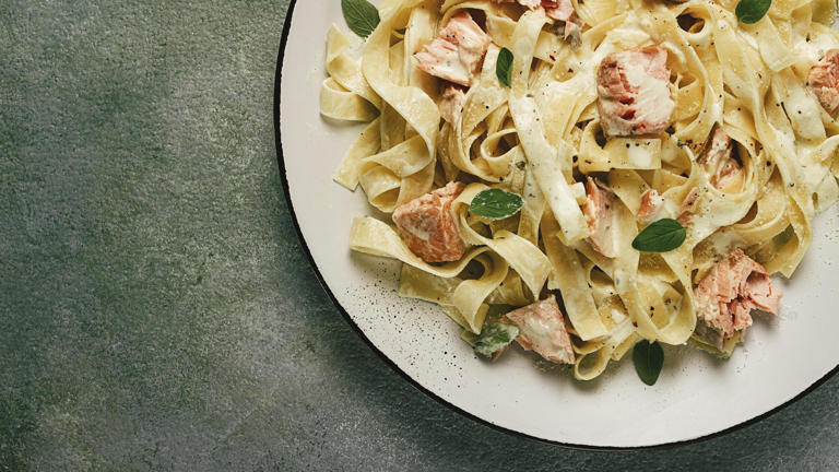 Kocht sich quasi von selbst: Rezept für leckere Pasta mit Lachs ...