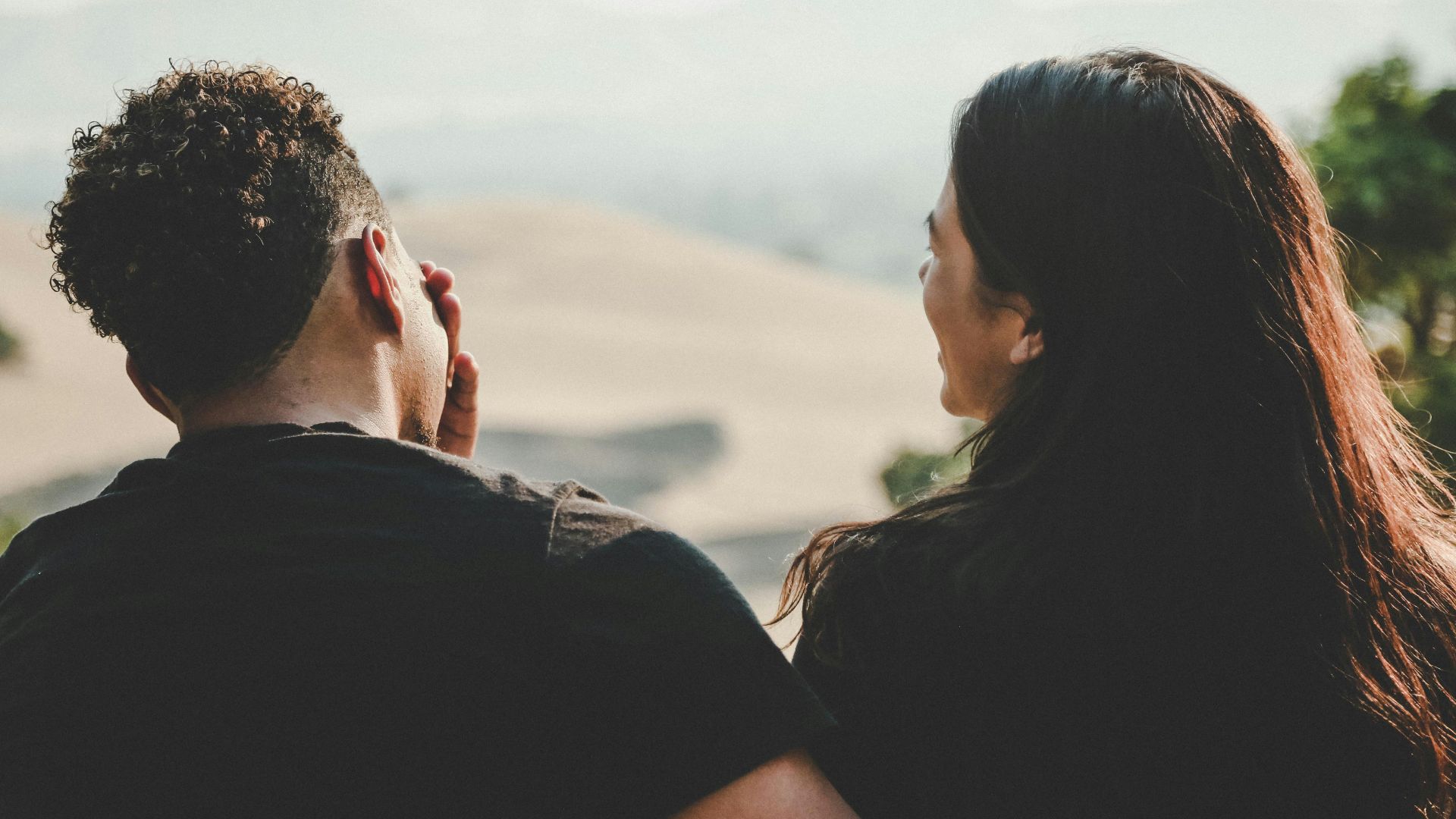 20 little things women do that men secretly melt over