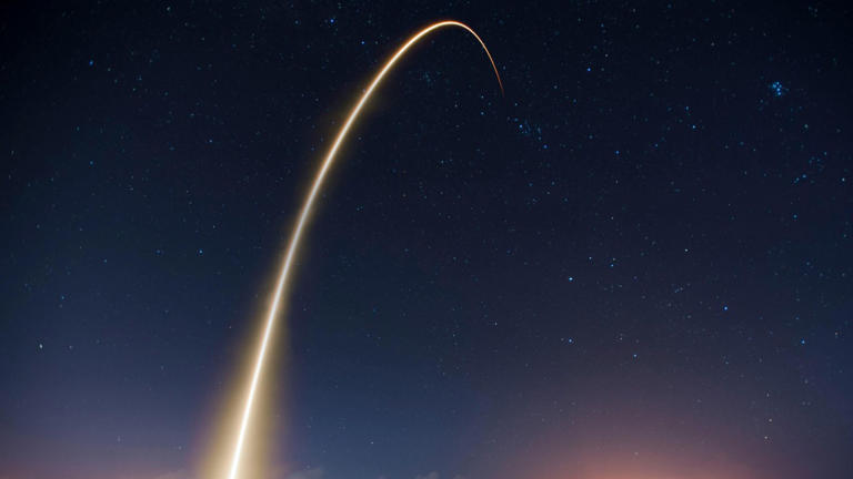 SpaceX’s NRO constellation now has hundreds of small spy satellites ...