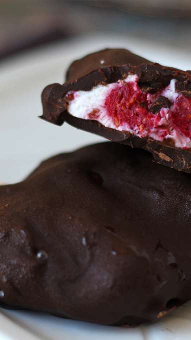 Helados de skyr y frambuesa con cobertura de chocolate negro