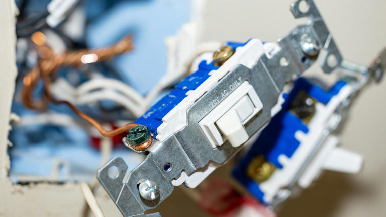 How to replace a light switch yourself: A step-by-step guide
