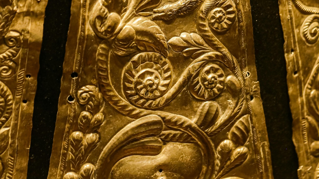 A 1,500-year-old gold sword fitting unearthed in Norway points to an ...