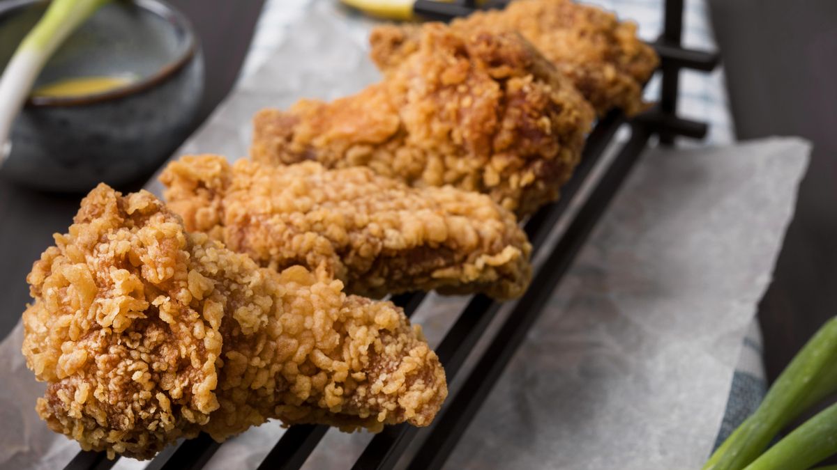 En freidora de aire o al horno: cómo hacer muslos de pollo crujiente al ...