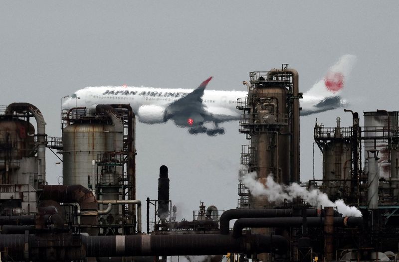 Factbox: Airlines cancel flights in response to Middle East conflict