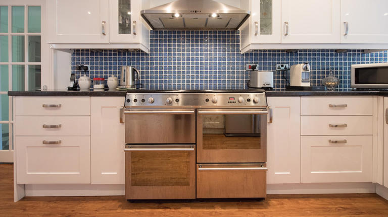 8 kitchen design trends from the '80s that are back in 2026