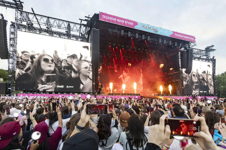 Lollapalooza 2026 daily schedule released — set times, artists, tickets ...