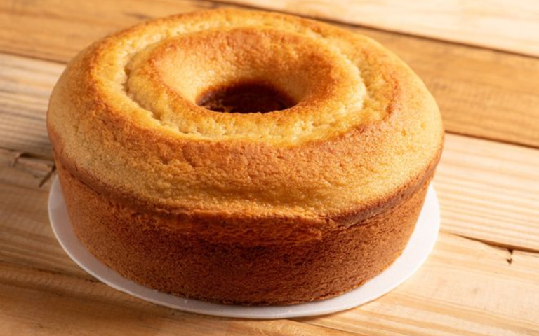 Receita de bolo simples caseiro perfeito para acompanhar o café