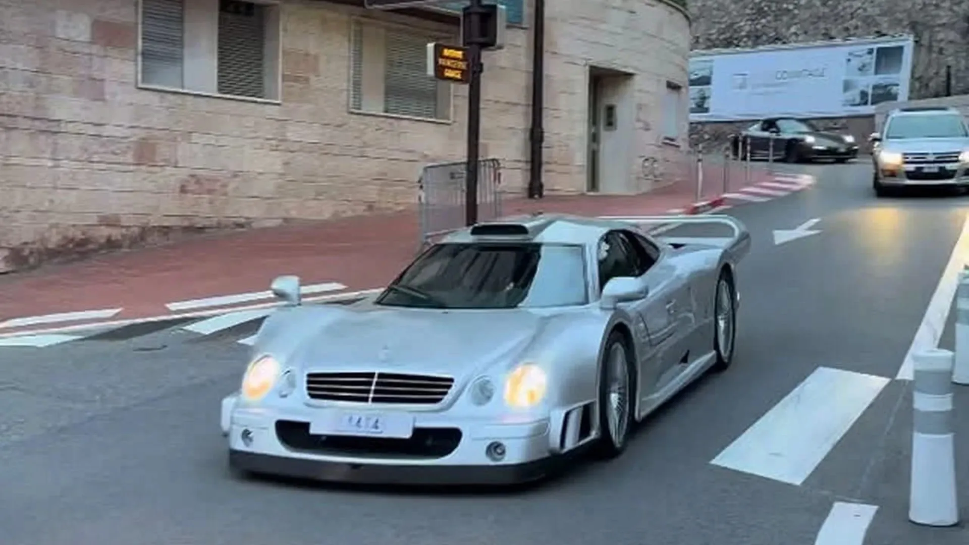 Formule 1-coureur Fernando Alonso gespot in prachtige Mercedes CLK GTR ...