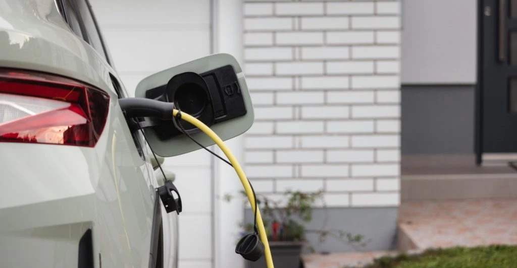 Sådan lader du smartest med to elbiler derhjemme