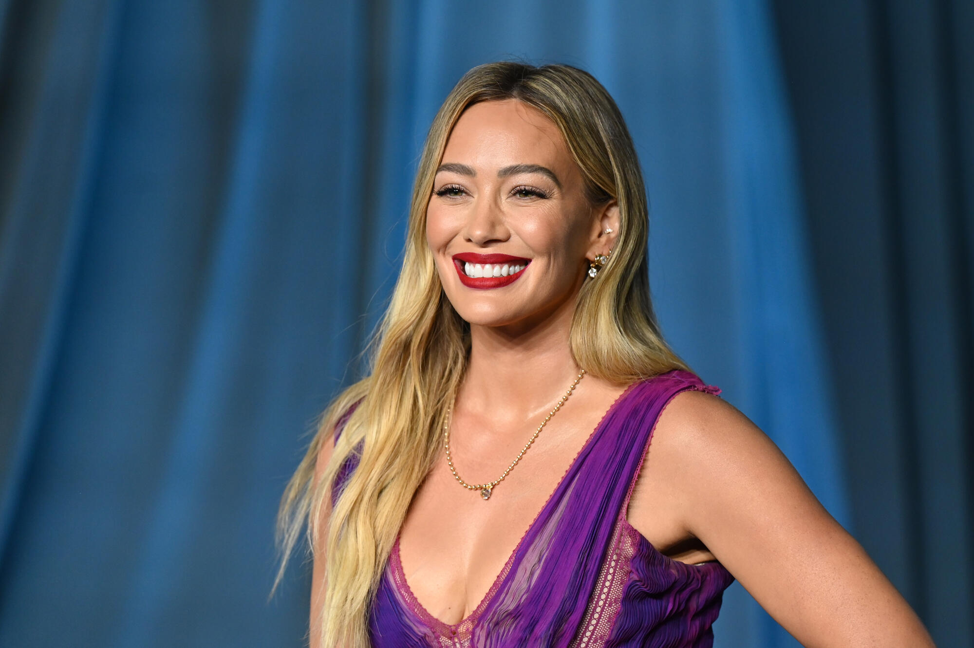 Hilary Duff's stunning metallic AMAs dress proves she is firmly back in ...