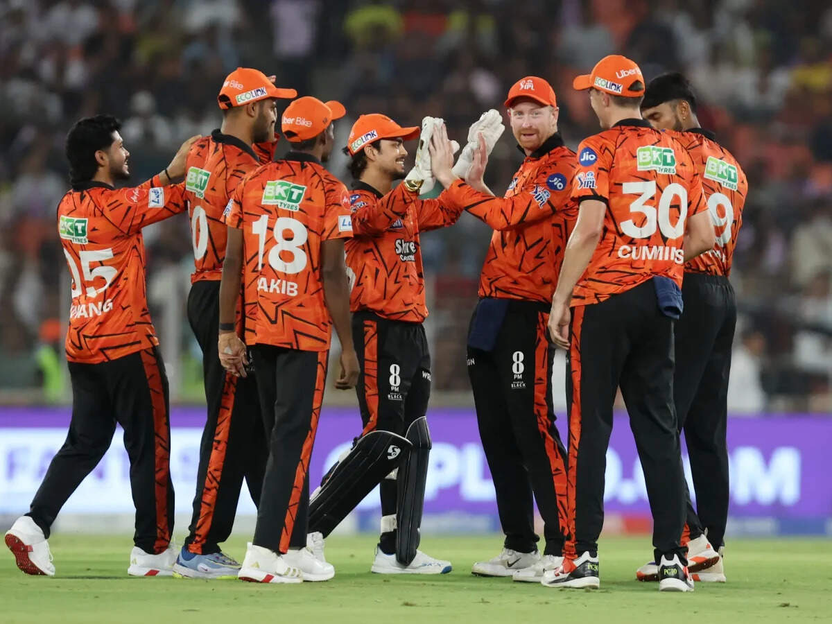 Gujarat Titans crush Sunrisers Hyderabad by 82 runs, climb to No. 1 ...