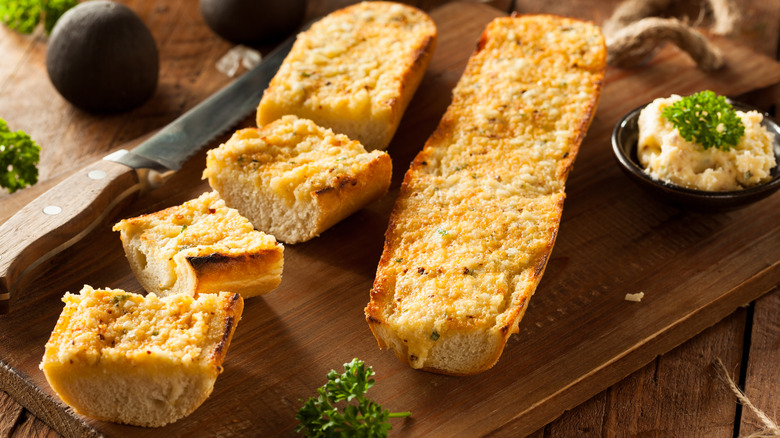 13 mistakes everyone makes with homemade garlic bread, according to a chef