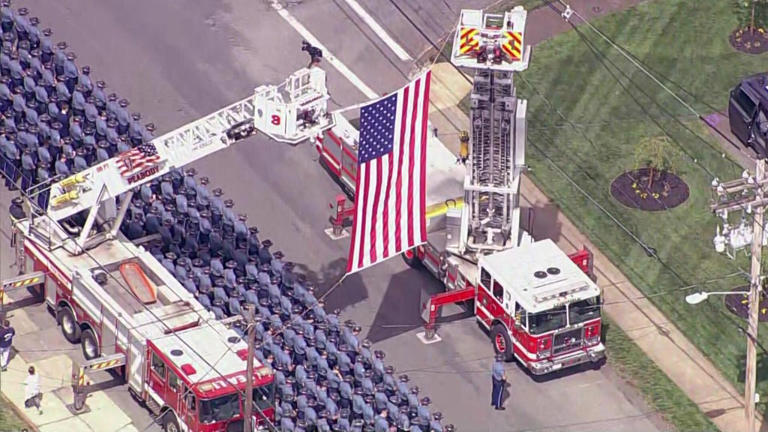 Hundreds of officers pay tribute at wake for Trooper Kevin Trainor ...
