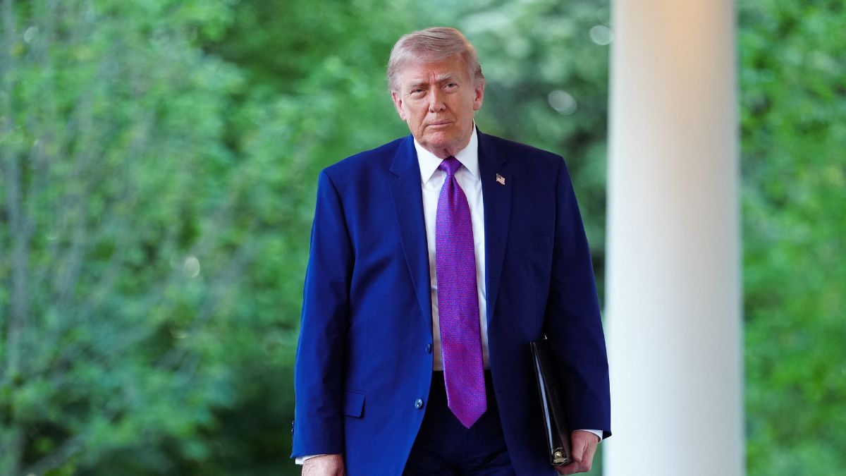 Donald Trump posts odd image of Obama, Biden and Pelosi bathing in sewage