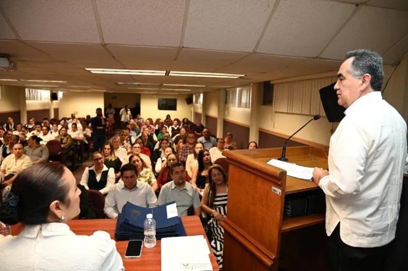 Rector Jesús Madueña entrega 87 titularidades académicas en la Facultad ...