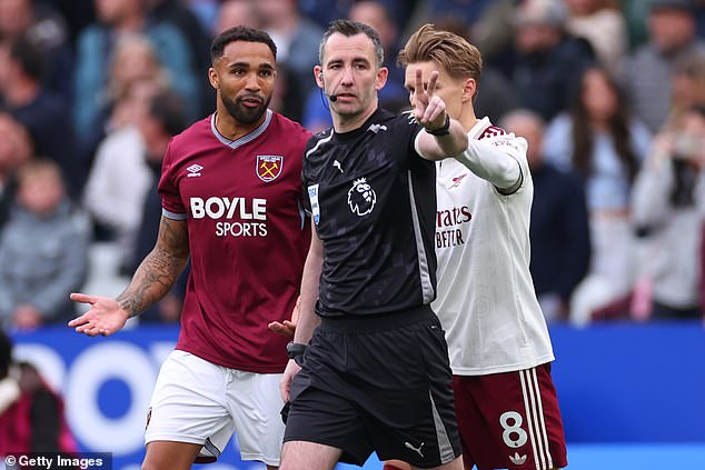 Moment referee is left confused at VAR during call to rule out West Ham ...