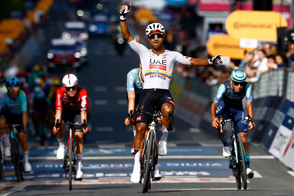Giro d'Italia: Narváez sprints to stage 4 win as Ciccone takes pink