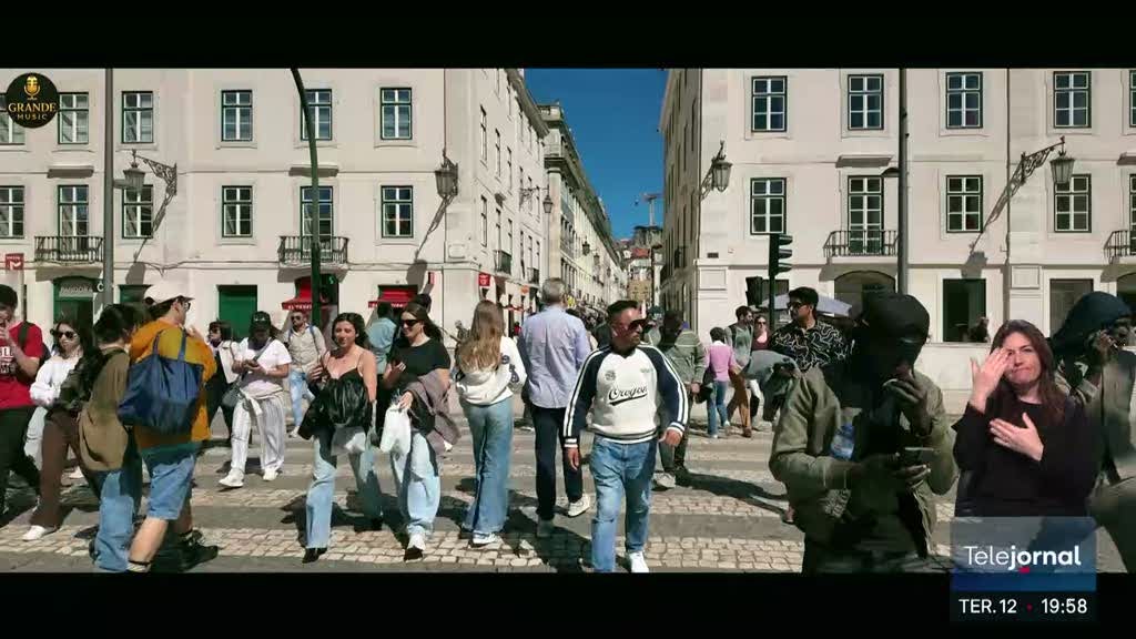 Música de imigrante sobre praça do Martim Moniz conta com milhares de ...